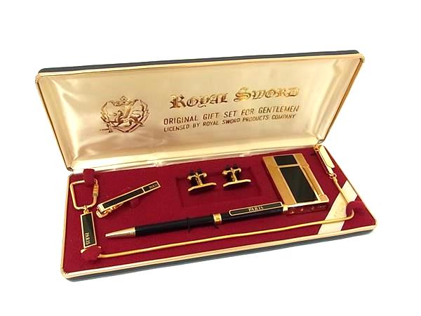 商品情報 ブランド名 Royal Castle ロイヤルキャッスル 状態ランク Aランク(美品) ライン カラーゴールド系 素材 サイズ(cm) ボールペン:全長 約13cmカフス:W 約2.2cm　H 約1.1cmネクタイピン:全長 約5...