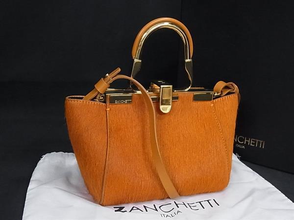 商品情報 ブランド名 ZANCHETTI ザンケッティ 状態ランク Aランク(美品) ライン カラーオレンジ系 素材 ハラコ サイズ W 約22cm　H 約12.5cm　D 約10cm ポケット 付属品画像内にあるものが全てになります シリ...