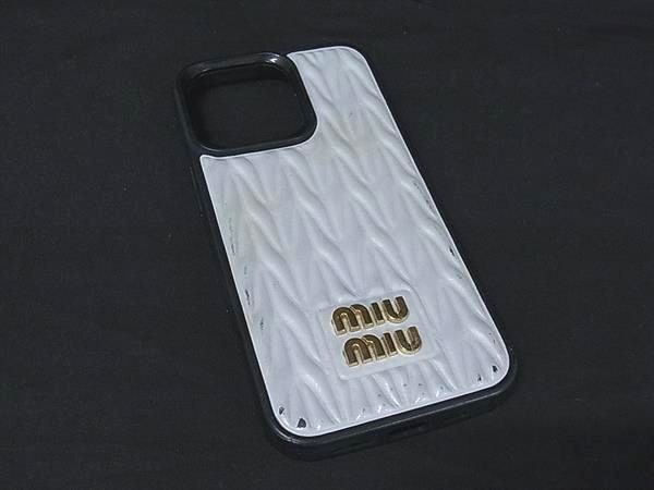 商品情報 ブランド名 miumiu ミュウミュウ 状態ランク Bランク ライン カラーグレー系 素材 ラバー サイズ W 約7.5cm　H 約14.8cm　D 約1.1cm ポケット 付属品画像内にあるものが全てになります シリアル及び刻印...