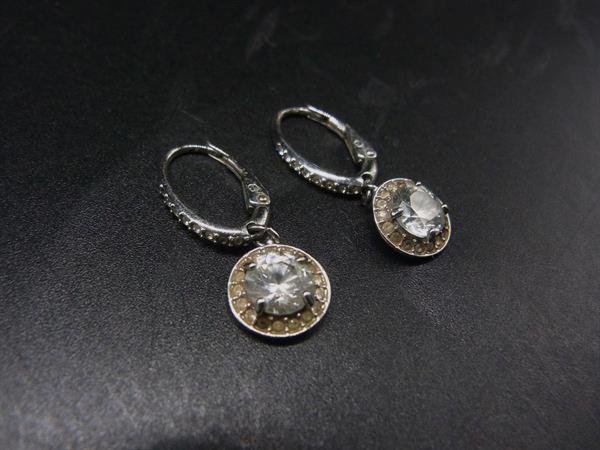 商品情報 ブランド名 SWAROVSKI スワロフスキー 状態ランク ABランク ライン カラーシルバー系 素材 サイズ(cm) W 約0.9cm　H 約2.5cm サイズ(inch) ポケット 付属品画像内にあるものが全てになります シリ...