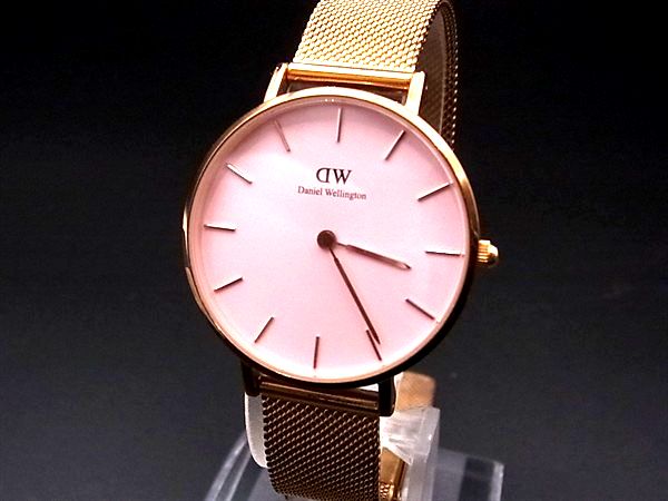 商品情報 ブランド名 Daniel Wellington ダニエル ウェリントン 状態ランク BCランク ライン カラーゴールド系×ピンク系 素材 サイズ(cm) フェイス:縦 約1.8cm　横:約3.2cm(リューズ含まず)　ブレス幅:約...