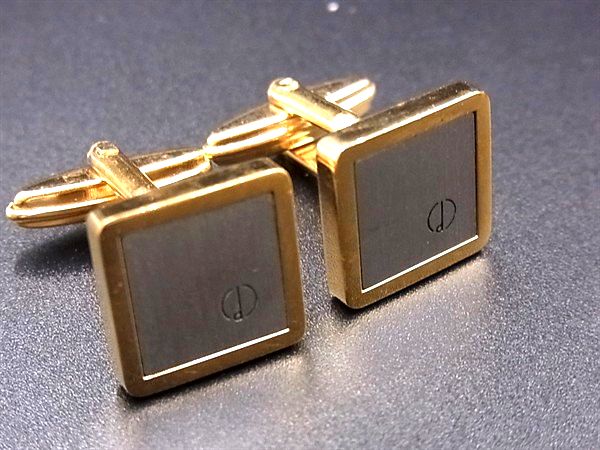 商品情報 ブランド名 dunhill ダンヒル 状態ランク BCランク ライン カラーゴールド系×シルバー系 素材 サイズ(cm) W 約1.5cm　H 約1.5cm サイズ(inch) ポケット 付属品画像内にあるものが全てになります シ...