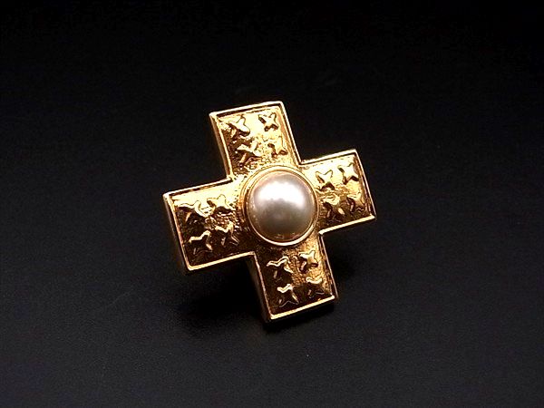 商品情報 ブランド名 VENDOME BOUTIQUE ヴァンドームブティック 状態ランク Aランク(美品) ライン カラーゴールド系 素材 サイズ(cm) W 約3cm　H 約3cm サイズ(inch) ポケット 付属品画像内にあるものが...