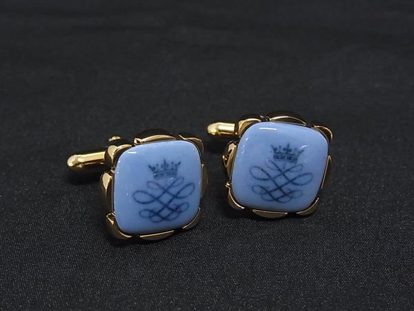 商品情報 ブランド名 Royal Copenhagen ロイヤルコペンハーゲン 状態ランク Aランク(極美品) ライン カラーゴールド系×ライトブルー系 素材 サイズ(cm) W 約1.8cm　H 約1.8cm サイズ(inch) W 約0...