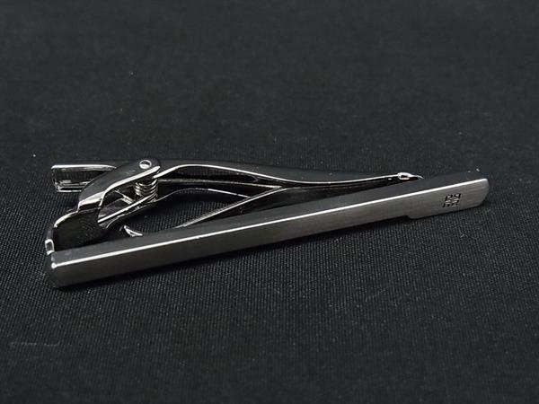 商品情報 ブランド名 GIVENCHY ジバンシィ 状態ランク Aランク(美品) ライン カラーシルバー系 素材 サイズ(cm) 全長:約5.2cm サイズ(inch) 全長:約2.05inch ポケット 付属品画像内にあるものが全てになり...