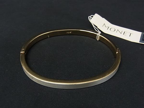 商品情報 ブランド名 MONET モネ 状態ランク Bランク ライン カラーシルバー系×ゴールド系 素材 サイズ(cm) 内周：約16.6cm　幅：約0.5cm サイズ(inch) ポケット 付属品画像内にあるものが全てになります シリアル...