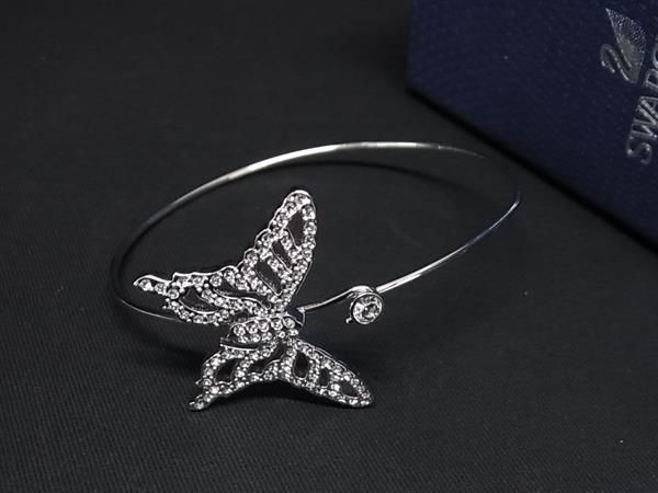 商品情報 ブランド名 SWAROVSKI スワロフスキー 状態ランク Sランク(未使用品) ライン カラーシルバー系 素材 サイズ 表記サイズ M内周 約16.3cm ポケット 付属品画像内にあるものが全てになります シリアル及び刻印 状態...