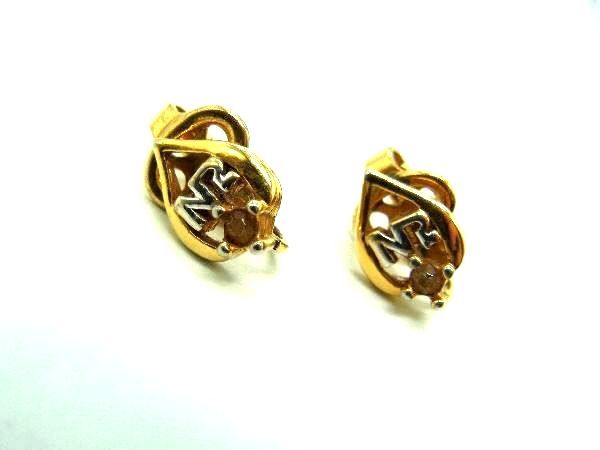 商品情報 ブランド名 NINA RICCI ニナリッチ 状態ランク ABランク ライン カラーゴールド系 素材 サイズ W 約0.7cm　H 約1cm ポケット 付属品画像内にあるものが全てになります シリアル及び刻印 状態使用感　汚れ小　...