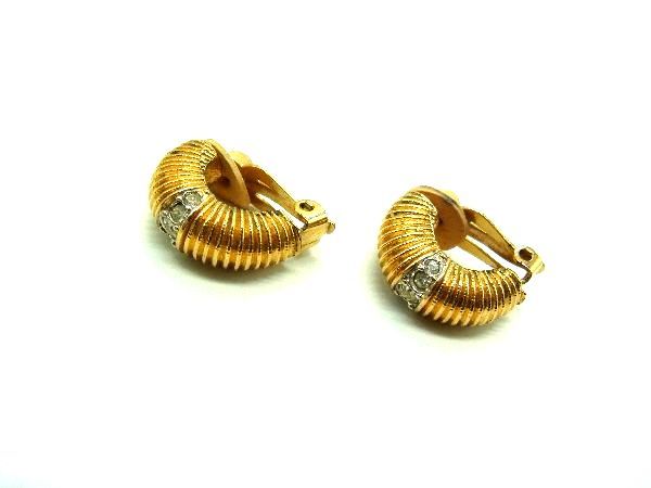 商品情報 ブランド名 NINA RICCI ニナリッチ 状態ランク ABランク ライン カラーゴールド系 素材 サイズ W 約0.7cm　H 約1.5cm ポケット 付属品画像内にあるものが全てになります シリアル及び刻印 状態使用感　汚れ...