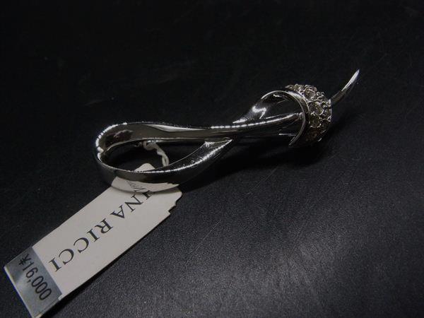商品情報 ブランド名 NINA RICCI ニナリッチ 状態ランク ABランク(美品) ライン カラーシルバー系 素材 サイズ(cm) 全長:約6.8cm サイズ(inch) 全長:約2.68inch ポケット 付属品画像内にあるものが全て...