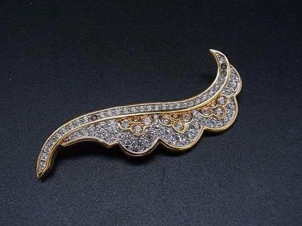 商品情報 ブランド名 SWAROVSKI スワロフスキー 状態ランク Bランク ライン カラーゴールド系 素材 サイズ(cm) W 約7.3cm　H 約1.7cm サイズ(inch) W 約2.87inch　H 約0.67inch ポケット...