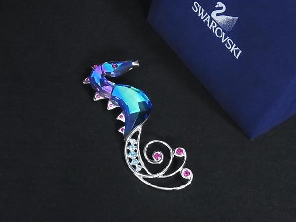 商品情報 ブランド名 SWAROVSKI スワロフスキー 状態ランク Sランク(未使用品) ライン カラーブルー系×シルバー系 素材 サイズ(cm) W 約3.5cm　H 約7.5cm サイズ(inch) W 約1.38inch　H 約2....