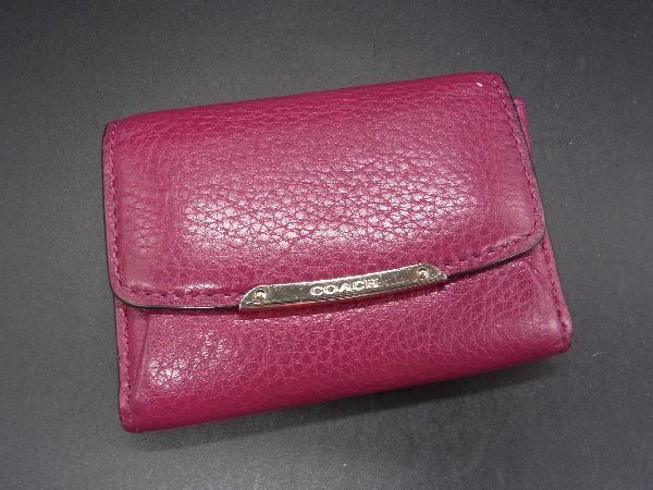 商品情報 ブランド名 COACH コーチ 状態ランク ABランク ライン カラーピンクパープル系 素材 レザー サイズ W 約10cm　H 約8cm　D 約1cm ポケット中 ポケット×1　カード入れ×2 付属品画像内にあるものが全てになり...