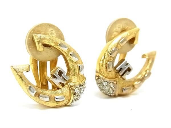 商品情報 ブランド名 NINA RICCI ニナリッチ 状態ランク ABランク ライン カラーゴールド系 素材 サイズ W 約1.5cm　H 約1.7cm ポケット 付属品画像内にあるものが全てになります シリアル及び刻印 状態使用感　擦れ...