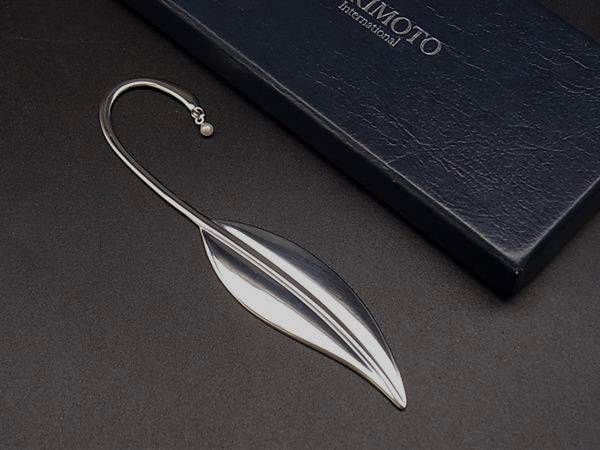 商品情報 ブランド名 MIKIMOTO ミキモト 状態ランク ABランク(美品) ライン カラーシルバー系 素材 サイズ(cm) W 約2.2cm　H 約12cmパール:約3mm サイズ(inch) ポケット 付属品画像内にあるものが全てに...