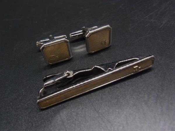 商品情報 ブランド名 ChristianDior クリスチャンディオール 状態ランク ABランク(美品) ライン カラーシルバー系×ゴールド系 素材 サイズ カフス：W 約1.4cm　H 約1.4cmタイピン：全長 約5cm ポケット 付属...