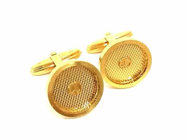 商品情報 ブランド名 dunhill ダンヒル 状態ランク ABランク(美品) ライン カラーゴールド系 素材 サイズ W 約1.6cm　H 約1.6cm ポケット 付属品画像内にあるものが全てになります シリアル及び刻印 状態使用感小　擦...