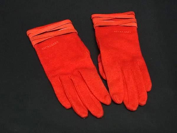 商品情報 ブランド名 GIVENCHY ジバンシィ 状態ランク ABランク(美品) ライン カラーレッド系 素材 サイズ(cm) 実寸: W (手首)約9cm　H (最大部)約23cm サイズ(inch) ポケット 付属品画像内にあるものが...