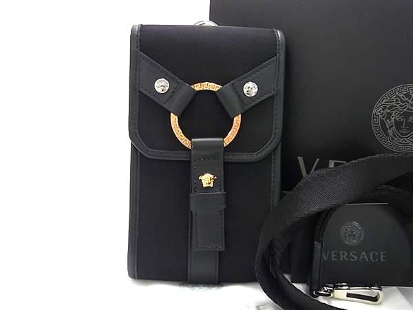商品情報 ブランド名 VERSACE ヴェルサーチ 状態ランク SAランク(新品同様) ライン カラーブラック系 素材 ナイロン×レザー サイズ(cm) W 約10cm　H 約17cm　D 約2.5cm サイズ(inch) ポケットカード入...