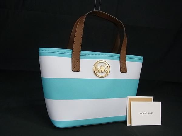 商品情報 ブランド名 MICHAEL KORS マイケルコース 状態ランク Sランク(展示品) ライン カラーブルー系×ホワイト系 素材 PVC×レザー サイズ W 約22cm　H 約18cm　D 約11cm ポケット外 ポケット×1　中 ...