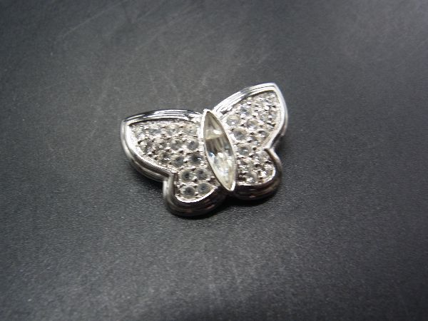 商品情報 ブランド名 SWAROVSKI スワロフスキー 状態ランク ABランク(美品) ライン カラーシルバー系×クリア 素材 サイズ W 約2.5cm　H 約1.5cm ポケット 付属品画像内にあるものが全てになります シリアル及び刻印...