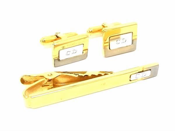 商品情報 ブランド名 ChristianDior クリスチャンディオール 状態ランク ABランク(美品) ライン カラーゴールド系 素材 サイズ カフス:W 約1.5cm　H 約1.3cm　ネクタイピン:全長：約5.3cm ポケット 付属品...