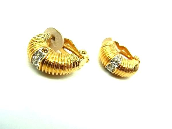 商品情報 ブランド名 NINA RICCI ニナリッチ 状態ランク ABランク ライン カラーゴールド系 素材 サイズ W 約1cm　H 約2cm ポケット 付属品画像内にあるものが全てになります シリアル及び刻印 状態使用感　擦れ　小傷　...