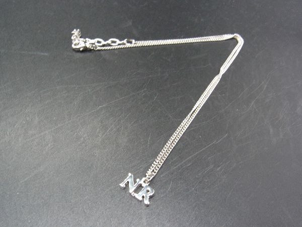 商品情報 ブランド名 NINA RICCI ニナリッチ 状態ランク Aランク(極美品) ライン カラーシルバー系 素材 サイズ 全長:約42cmトップ W約1.2cm H約1cm ポケット 付属品画像内にあるものが全てになります シリアル及...