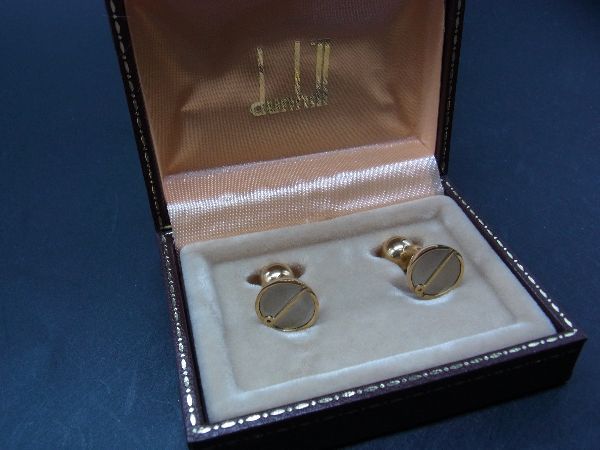 商品情報 ブランド名 dunhill ダンヒル 状態ランク ABランク(美品) ライン カラーゴールド系 素材 サイズ W 約1.2cm　H 約1.8cm ポケット 付属品画像内にあるものが全てになります シリアル及び刻印 状態使用感小　汚...