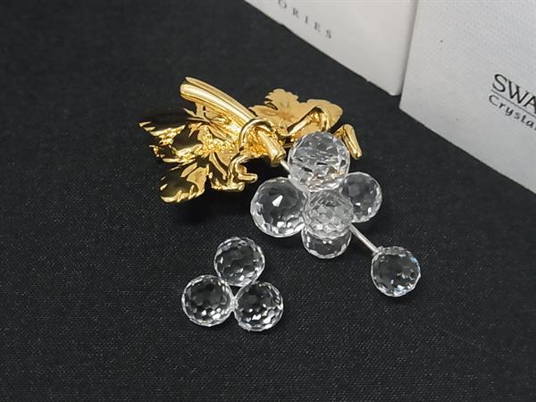 商品情報 ブランド名 SWAROVSKI スワロフスキー 状態ランク Bランク ライン カラークリア×ゴールド系 素材 サイズ(cm) W 約3cm　H 約4.5cm サイズ(inch) ポケット 付属品画像内にあるものが全てになります シ...
