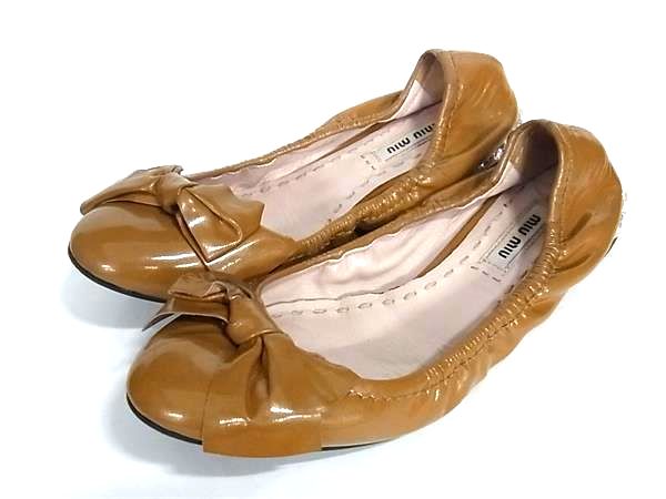 商品情報 ブランド名 miumiu ミュウミュウ 状態ランク Bランク ライン カラーブラウン系 素材 パテントレザー サイズ(cm) 表記サイズ:36 (約23cm)アウトソール:約25.3cm　ヒールの高さ:約1.6cm　最大幅:約7....