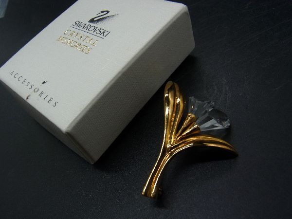 商品情報 ブランド名 SWAROVSKI スワロフスキー 状態ランク ABランク(美品) ライン カラーゴールド系×クリア 素材 サイズ W 約3cm　H 約4cm ポケット 付属品画像内にあるものが全てになります シリアル及び刻印 状態使...