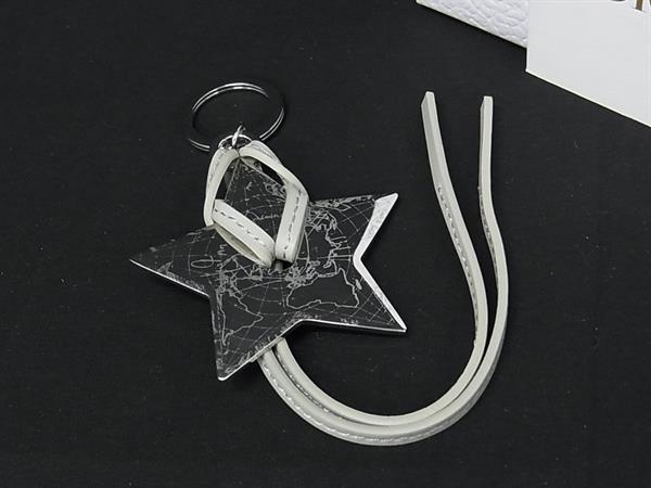 商品情報 ブランド名 ChristianDior クリスチャンディオール 状態ランク Aランク(極美品) ライン カラーライトグレー系×シルバー系 素材 レザー サイズ(cm) 全長:約22cm サイズ(inch) ポケット 付属品画像内に...