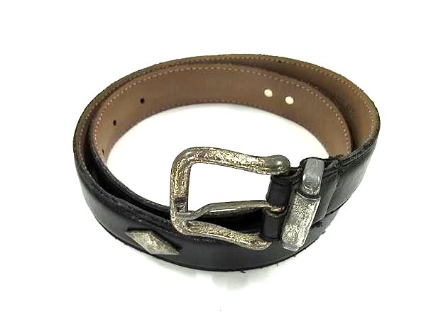 商品情報 ブランド名 KRIZIAUOMO クリツィアウォモ 状態ランク Bランク ライン カラーブラック系 素材 レザー サイズ 表記サイズ:90/105実寸:全長 約90cm　ウエスト 約66cm〜76cm(調節可能、ベルト穴×5)　ベ...