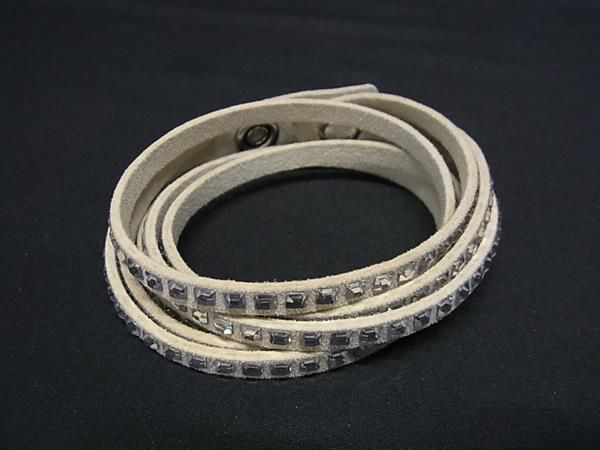 商品情報 ブランド名 SWAROVSKI スワロフスキー 状態ランク ABランク ライン カラーグレージュ系 素材 スエード サイズ 全長:約40cm幅 約1.5cm ポケット 付属品画像内にあるものが全てになります シリアル及び刻印 状態...