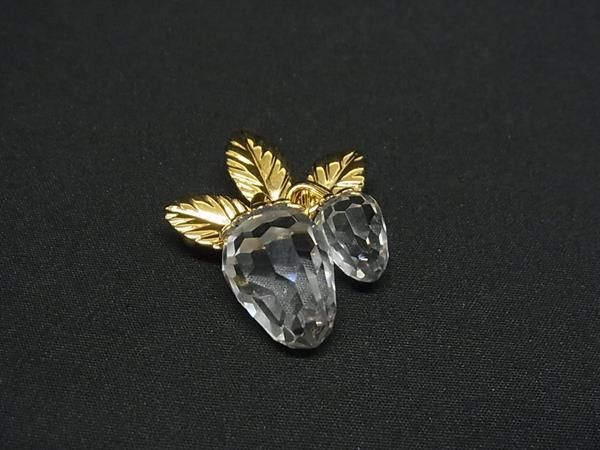 商品情報 ブランド名 SWAROVSKI スワロフスキー 状態ランク ABランク(美品) ライン カラーゴールド系×クリア 素材 サイズ W (最大部)約2.3cm　H 約3cm ポケット 付属品画像内にあるものが全てになります シリアル及...