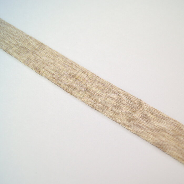 犬服作りにオススメの2cm巾二つ折りパイピングテープです。半分に折って縫うので1cm上がりです。 ナチュラルな風合いで伸縮性に富む素材でニット素材の伸縮性にもフィットします。 家庭用ミシンでもパイピング始末を楽しめます。二つ折りにして袖や裾...
