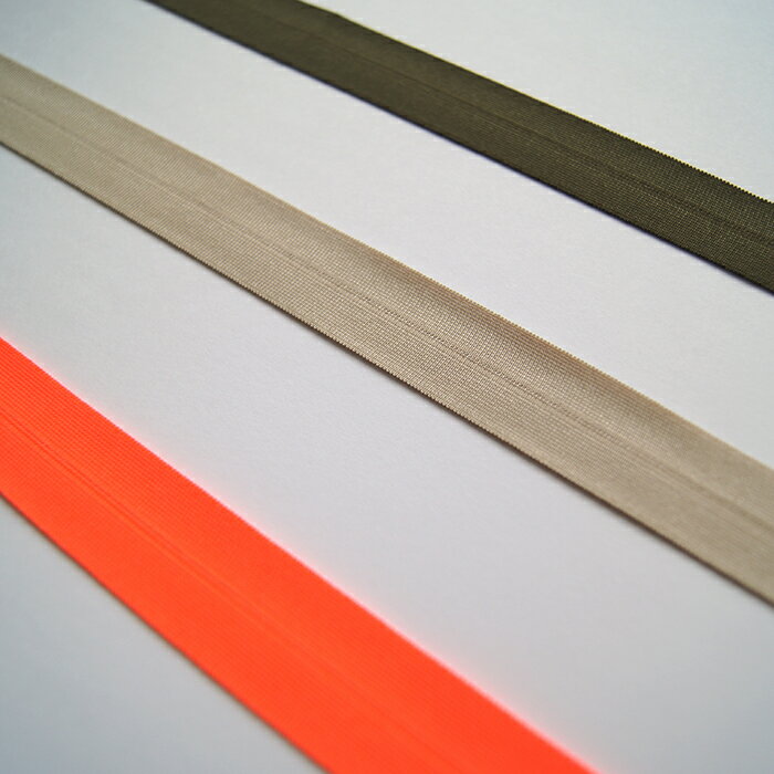 犬服作りにオススメの1.8cm巾/仕上がり9mm巾のニットの極薄ストレッチバインダーです。素材はポリエステルで物性が良く、伸縮性に優れており、ソフトな風合いで、多少光沢があります。（光沢がある面が表です）ニットだけでなく、布帛生地の端始末も...