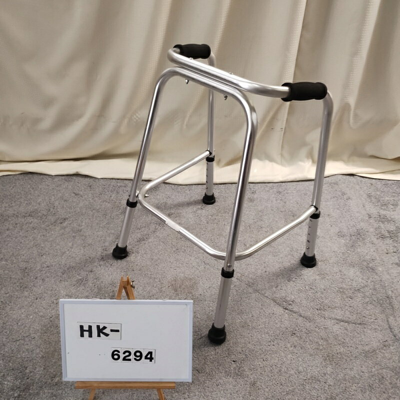 【メーカー】クリスタル産業　　【名称/型式】UラインウォーカーAL-125A【機能/特徴】折りたたみ不可　・U字型のアルミパイプで構成されていて、シンプルで軽量な固定式歩行器　・グリップが斜めになっていて前に進めやすい。　・身長に合わせ4サ...