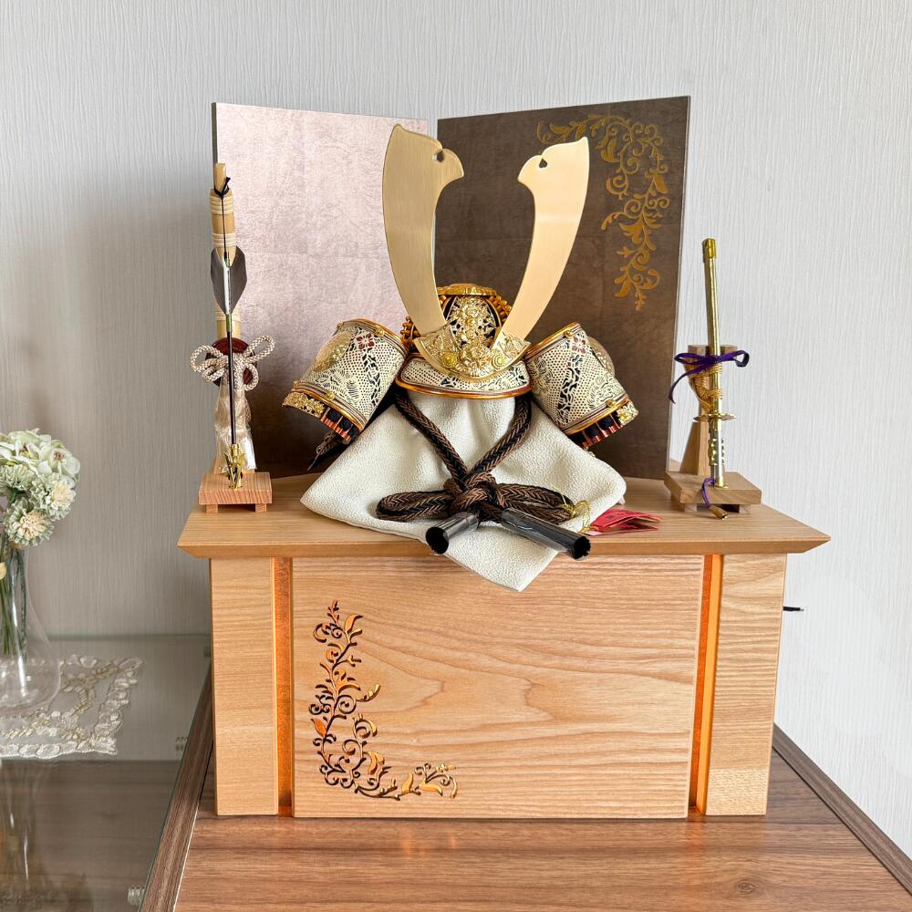 商品情報サイズ間口 約38cm 奥行き 約30cm 高さ 約46cm多少の誤差はご了承ください。材質真鍮、木材、正絹、甲州印伝革商品説明わたくしどもの製品はすべてが職人によって工具や機械を使用し、手作業で製作しております。細心の注意を払い、...