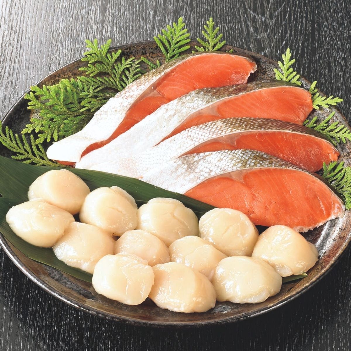 紅鮭とほたてを組み合わせたセットです。 〇商品内容：紅鮭(ロシア又はアメリカ産)70g×4、ほたて貝柱(北海道産)200g 〇箱サイズ：220×330×57mm 〇発送温度帯：冷凍 〇賞味期限(日)：冷凍90 ○商品お問合せ番号：172-5...