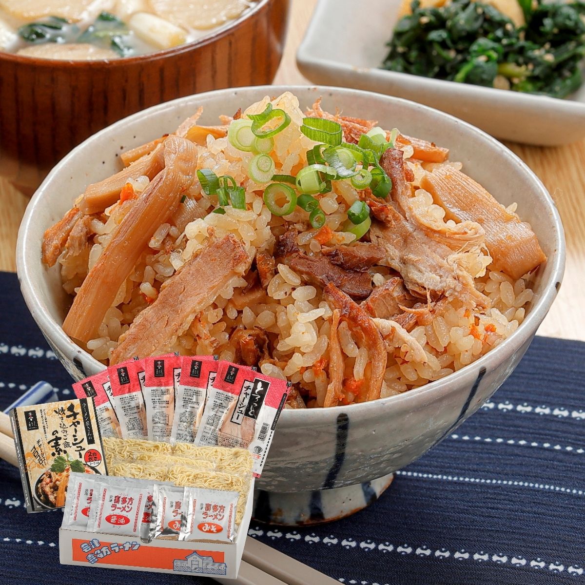 喜多方定番のコク旨醤油ラーメンに、しっかりと味がしみてトロッと柔らかい自家製チャーシューをセットしました。チャーシューをたっぷりと使用した炊き込みご飯は、シャキシャキメンマも入って食べ応え抜群です。 〇商品内容：生麺120g×5、醤油スープ...