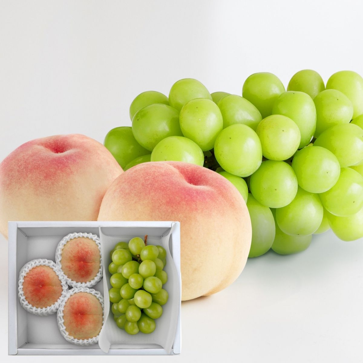 ピンクとエメラルドグリーンの組合せが華やか！緻密でとろけるような舌ざわりとみずみずしい上品な甘みが特長の岡山の白桃に、爽やかな香りと種がなく皮ごと食べられる食べやすさが人気のシャインマスカットを詰合せてお届けします。見た目に美しく、食べてお...