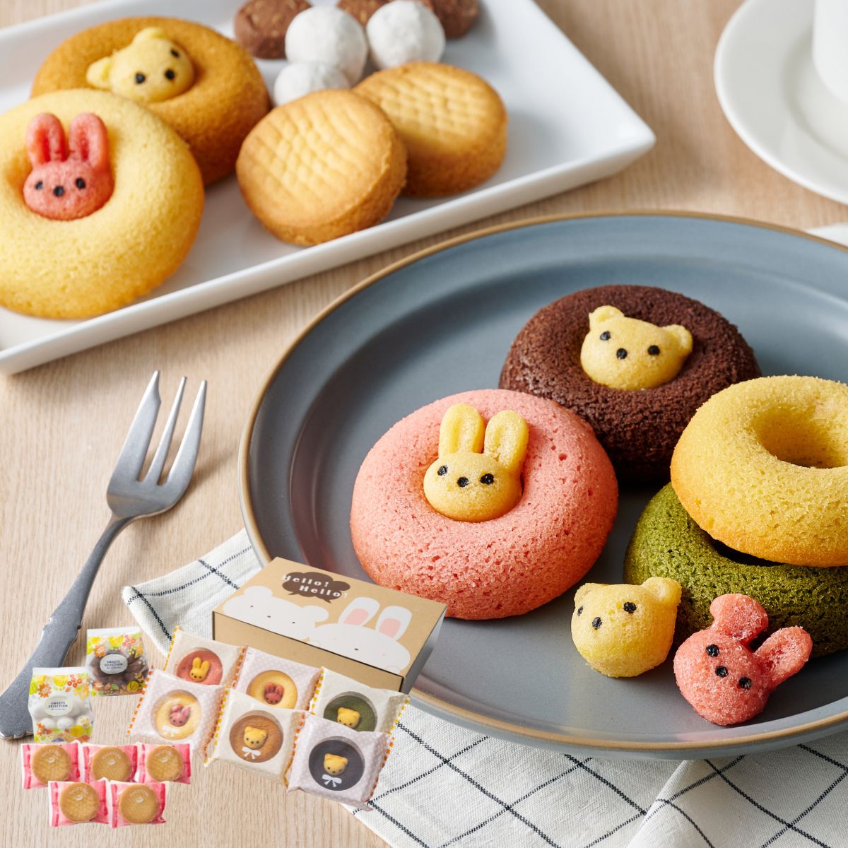 焼菓子専門工房で作る国産小麦100％の焼きドーナツ。真ん中から動物たちがひょっこり顔を出した愛嬌のある見た目は、食べるのがもったいなくなるほど。小物入れにも使えるアニマルBOXでお届けします。かわいいボックスがギフトにもぴったりです。 〇商...