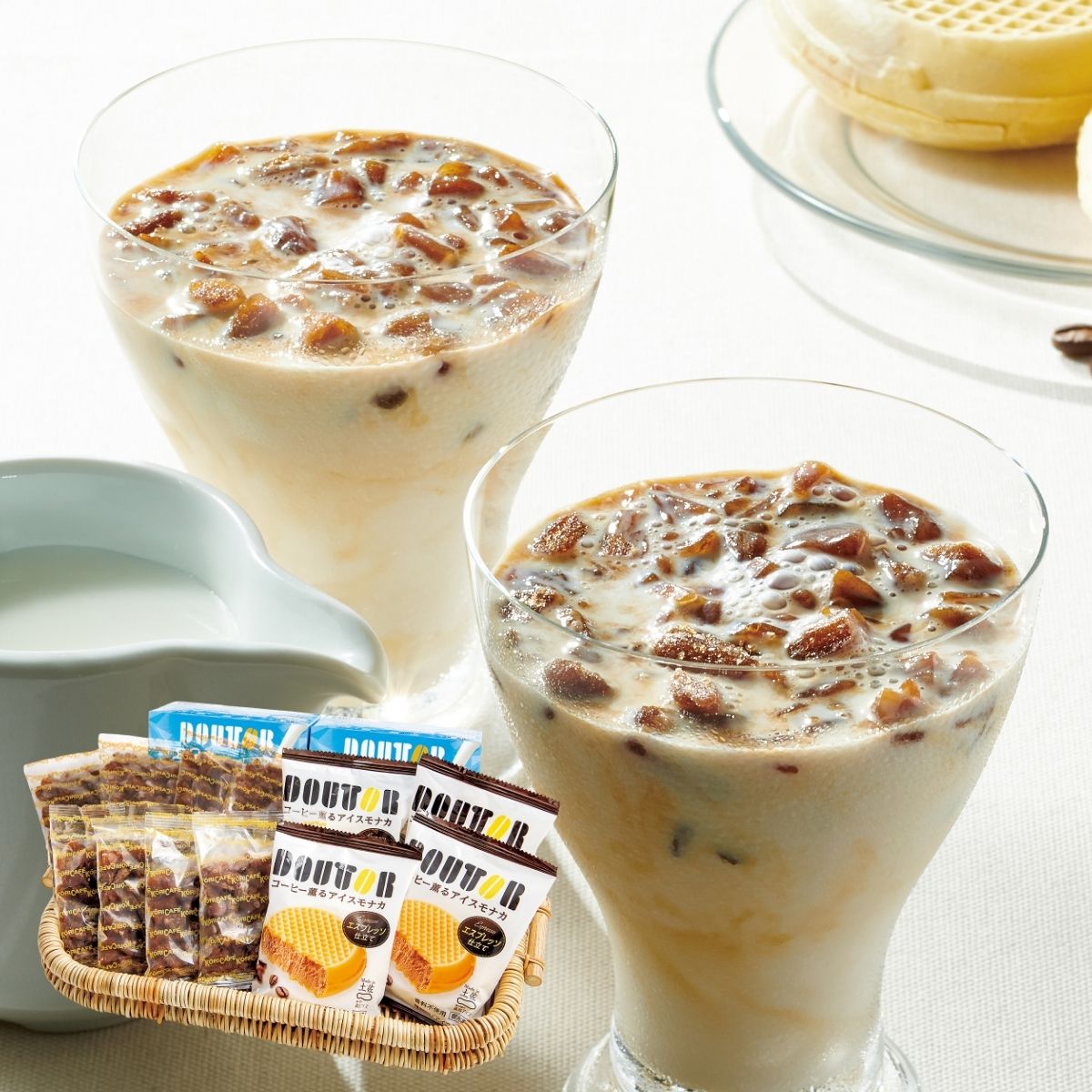 DOUTORの香り豊かなコーヒーを氷とアイスモナカにしました。氷はミルクを注ぐだけで、味わい深いアイスカフェオレが出来上がります。アイスモナカは、エスプレッソ仕立ての本格的なコーヒーの香りが楽しめ、甘さ控えめでほろ苦い大人なアイスです。 〇...