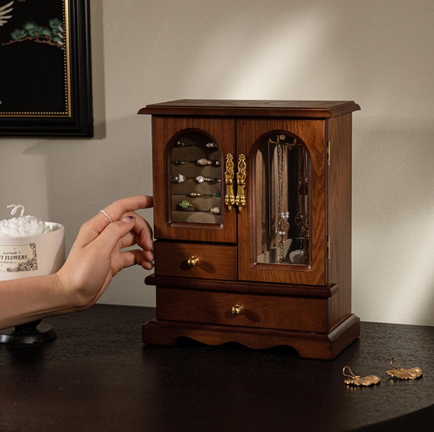 商品詳細 商品内容 ジュエリーボックス 商品特徴 ジュエリーボックス 仕様 付属品：無し 素材:木製 生産国：中国 サイズ サイズ（cm）： 写真のとおり ●形、色、質感が、商品ページ上と実物で異なって見える場合がございます。予めご了承くだ...