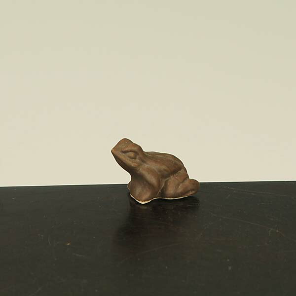 商品情報 蛙（カエル）　陶磁器製添景。 盆景盆栽(寄せ植え)などの飾りにどうぞ。 【注意】商品写真の色合いは、コンピュータディスプレイの性質上、実際の色と若干異なって見える場合があります。 サイズ 高さ：1.8cm　横幅：2cm　奥行：3c...