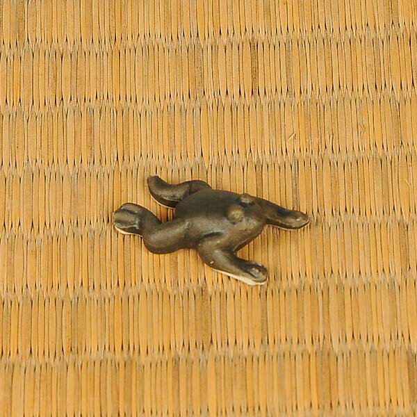 商品情報 泳ぎ蛙（カエル）　陶磁器製添景。 盆景盆栽(寄せ植え)などの飾りにどうぞ。 【注意】商品写真の色合いは、コンピュータディスプレイの性質上、実際の色と若干異なって見える場合があります。 サイズ 高さ：1.8cm　横幅：2cm　奥行：...