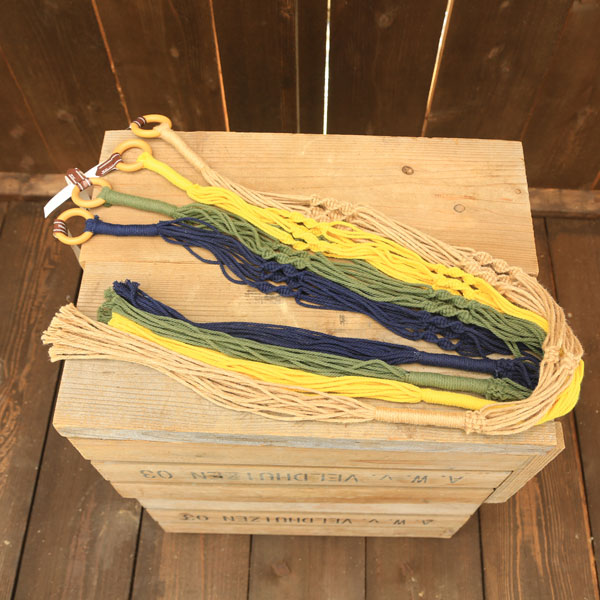 マクラメ ハンギングロープLL 商品説明 植物やフェイクグリーンを入れてお部屋に吊るすだけで、インテリアに立体感が生まれます。20cmくらいまでの植木鉢カバーにオススメです。 - 備考 - 自然素材を使用し、手作業の為サイズや色等違いが生じ...