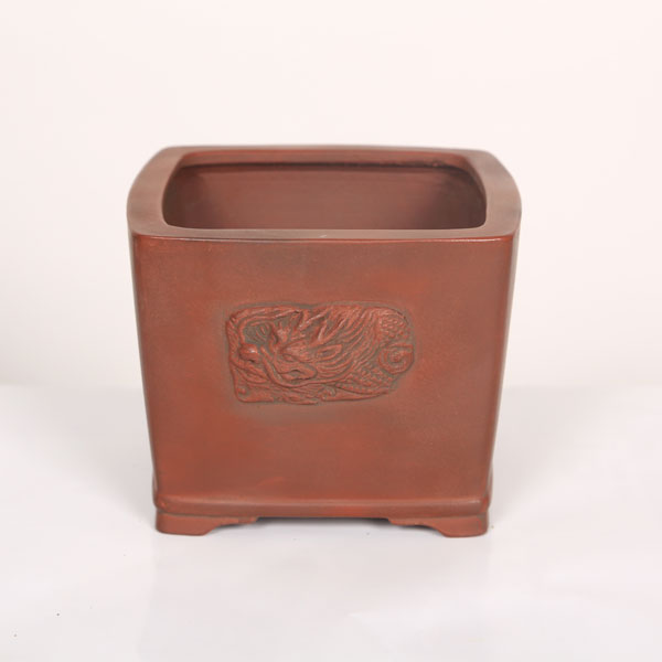 商品説明美芸（常滑）正角半ケンガイ足付龍付鉢常滑作家のひとり。昭和33年から陶芸を始め、同44年には樹鉢の生地作りを始めました。昭和50年独立開窯。朱泥ぼかしの小鉢が有名で、小品愛好家の人気も高いです。形状が洗練されており、すっきりとしたデ...